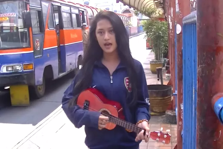 Septi Handayani Pengamen Cantik Blok M Ini Bikin Heboh, Ternyata Dulu Punya Nama Lain Dan Suara ...